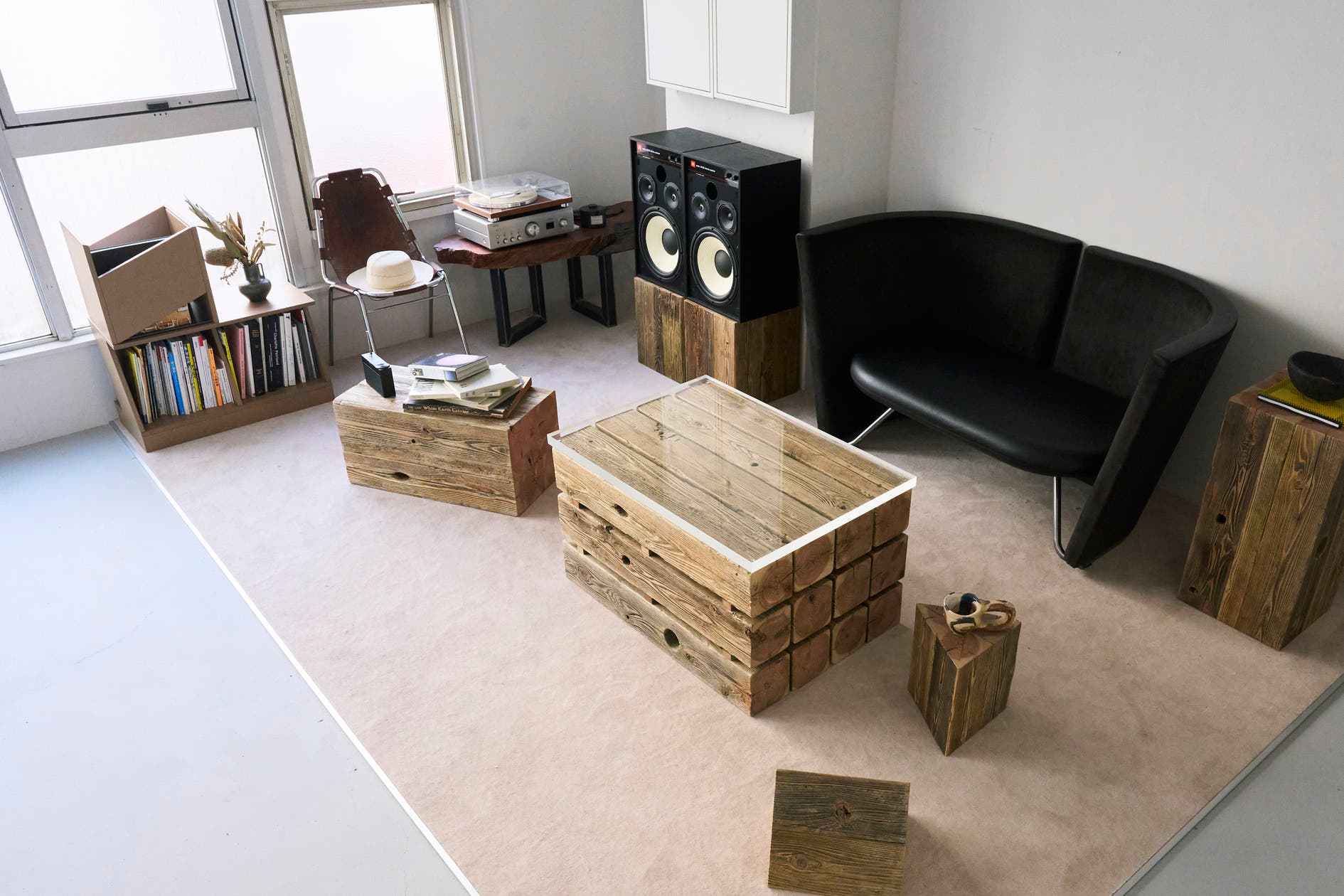 明大前徒歩2分。自然光が豊かに入る撮影スタジオの写真2