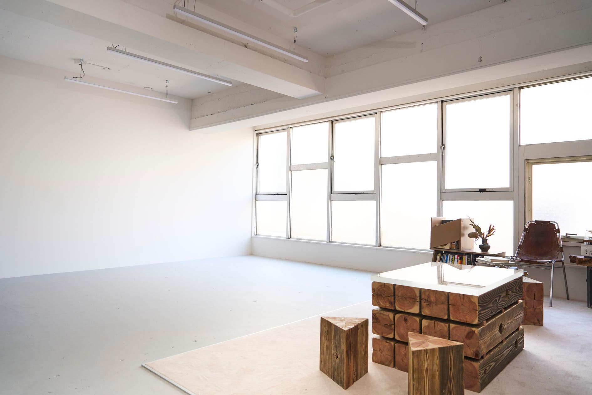 明大前徒歩2分。自然光が豊かに入る撮影スタジオの写真7