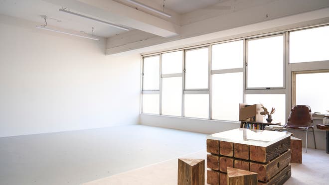 明大前徒歩2分。自然光が豊かに入る撮影スタジオの写真7