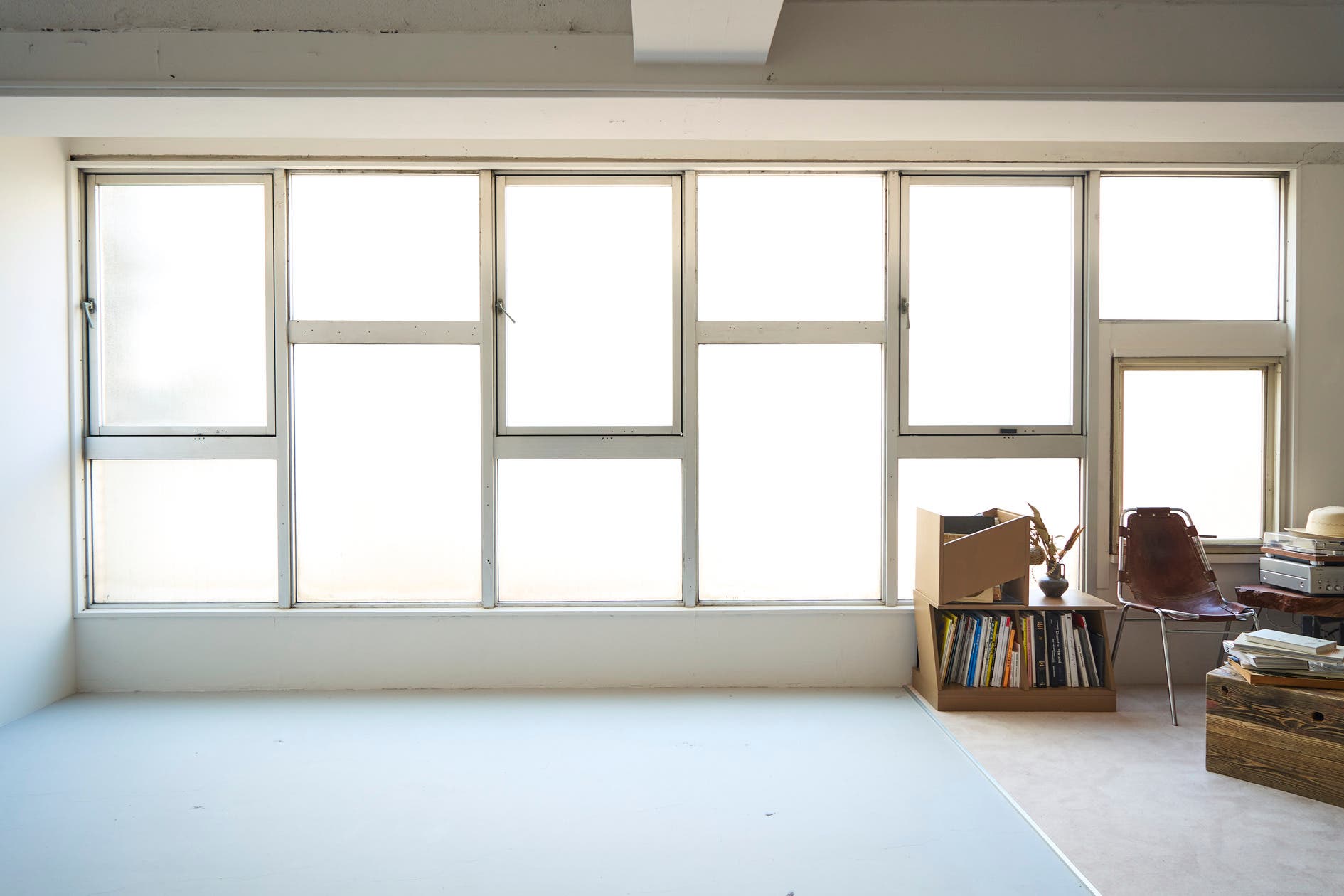 明大前徒歩2分。自然光が豊かに入る撮影スタジオの写真8