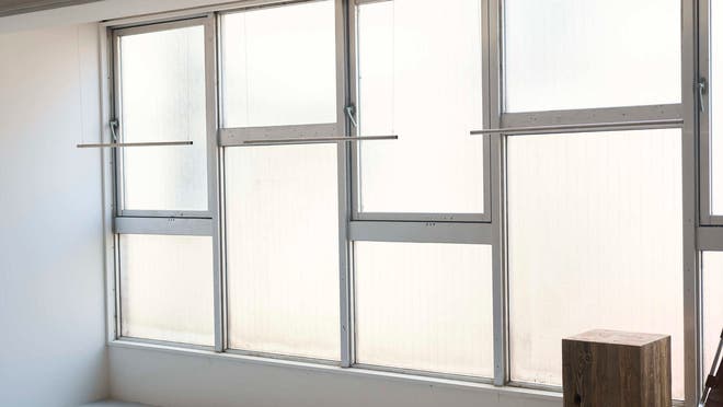 明大前徒歩2分。自然光が豊かに入る撮影スタジオの写真9