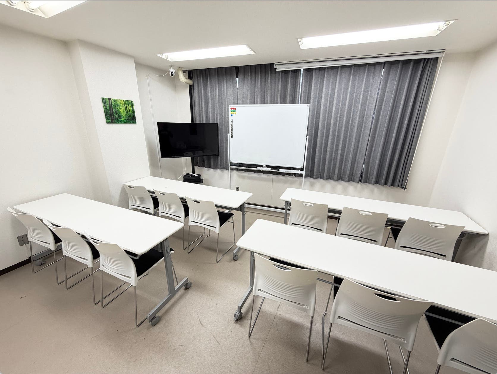 JR・阪神元町駅から徒歩30秒!!🌟14名まで着席可能👍貸し会議室の写真1