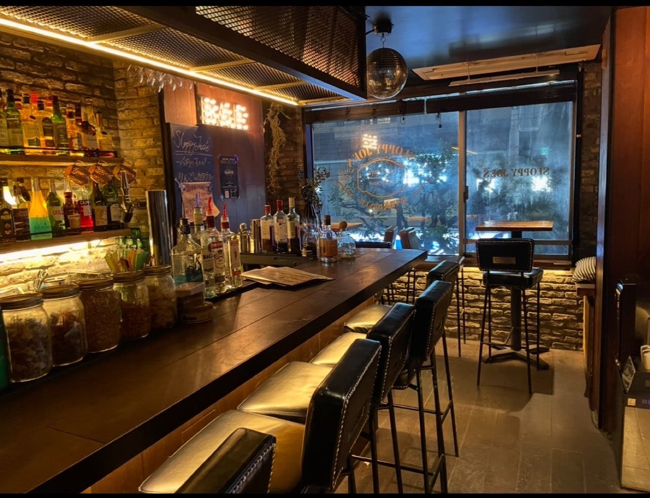 三軒茶屋駅から徒歩3分のブルックリンスタイルのバー！の写真1