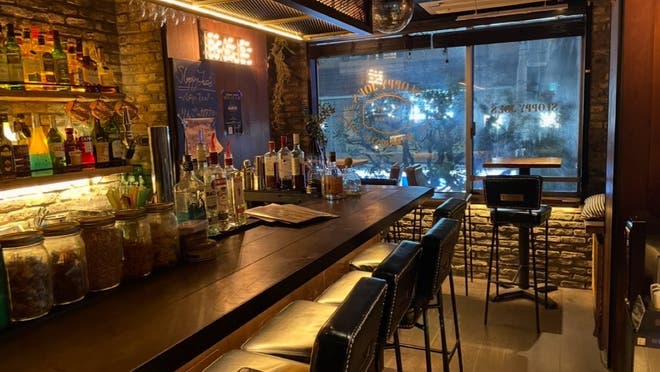 三軒茶屋駅から徒歩3分のブルックリンスタイルのバー!の写真1