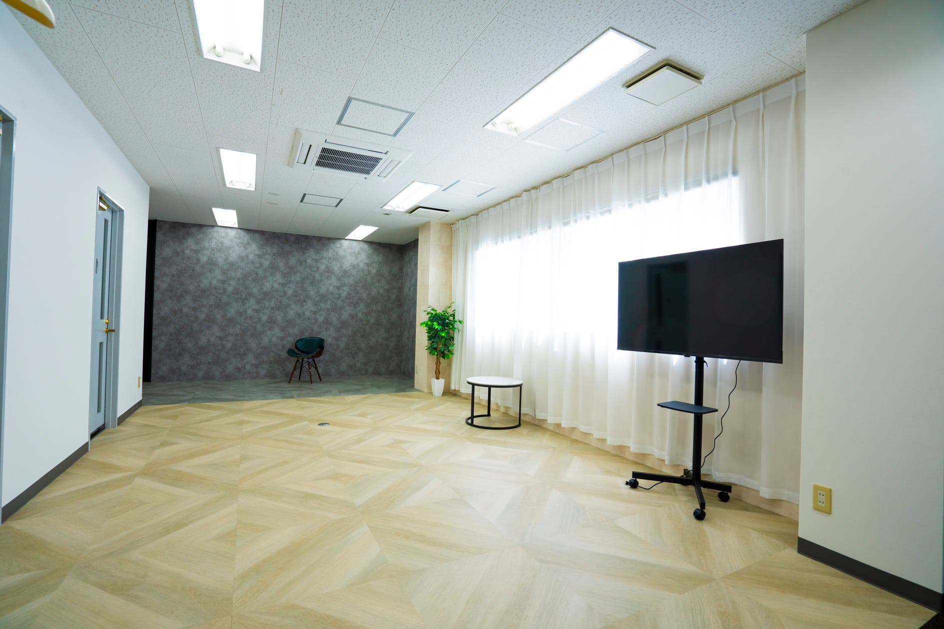 都市のど真ん中で、撮影も配信も。 プロ機材込みで“表現に集中できる”130㎡スタジオの写真1