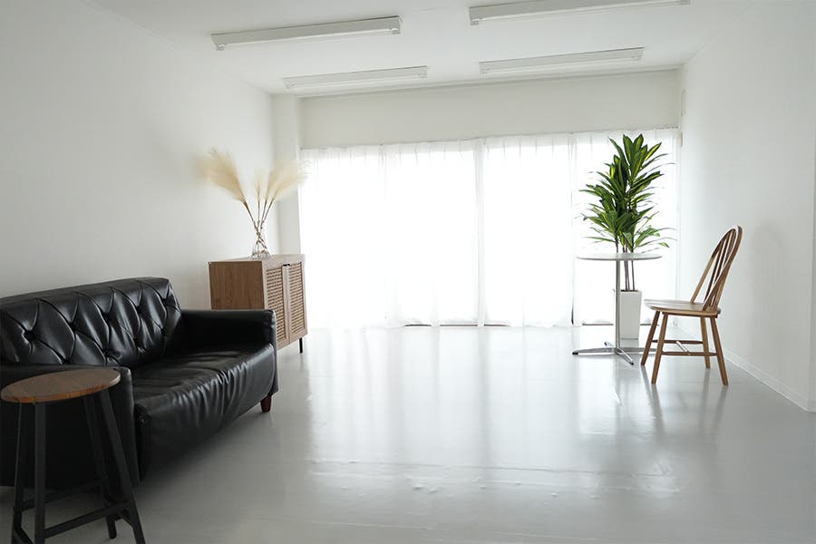 【藤森駅1分】白壁×自然光の撮影スタジオ｜コスプレ・ポートレート・SNS撮影向け｜更衣室あり・メイク利用可の写真2