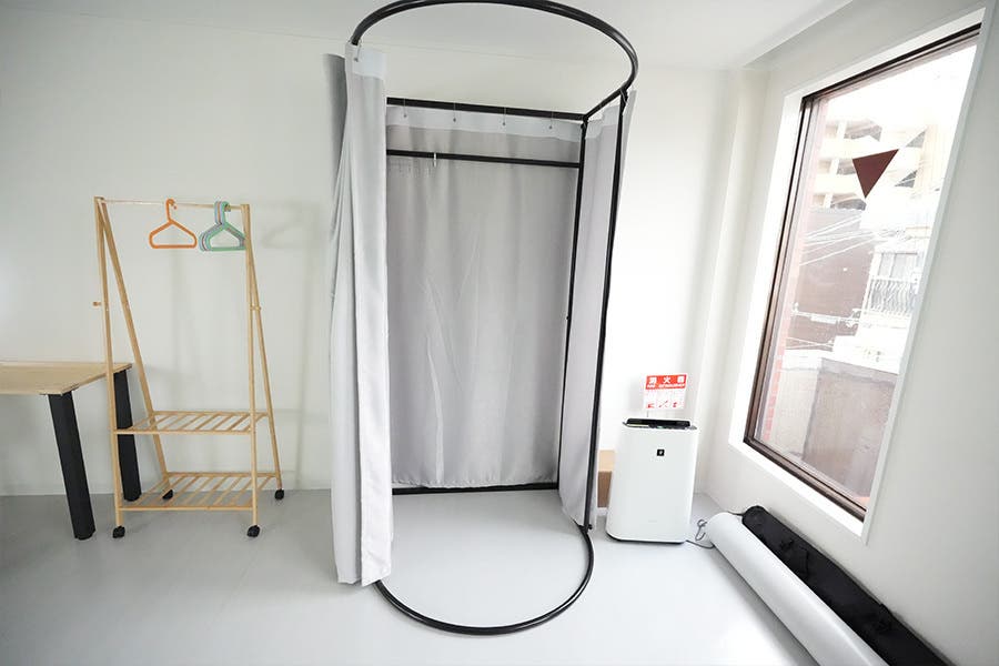 【藤森駅1分】白壁×自然光の撮影スタジオ｜コスプレ・ポートレート・SNS撮影向け｜更衣室あり・メイク利用可の写真17