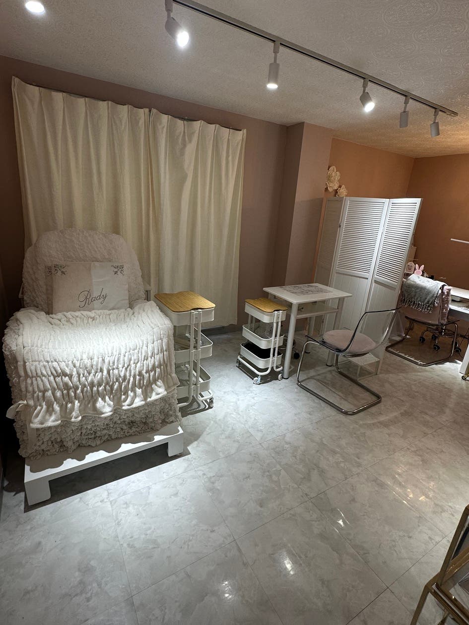 代々木上原駅から徒歩３分！白とピンクを基調としたおしゃれなシェアサロンの写真2