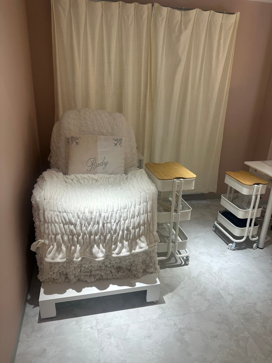 代々木上原駅から徒歩３分！白とピンクを基調としたおしゃれなシェアサロンの写真3