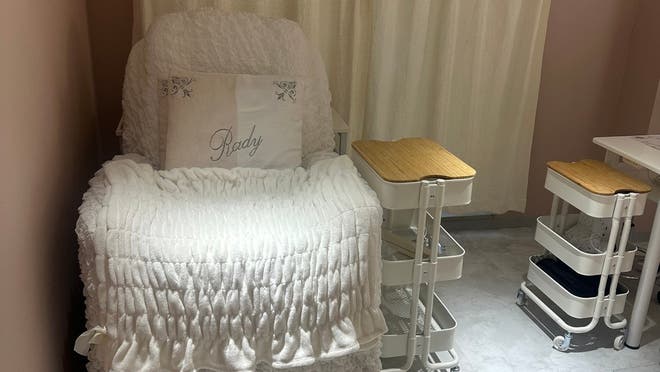 代々木上原駅から徒歩3分!白とピンクを基調としたおしゃれなシェアサロンの写真3