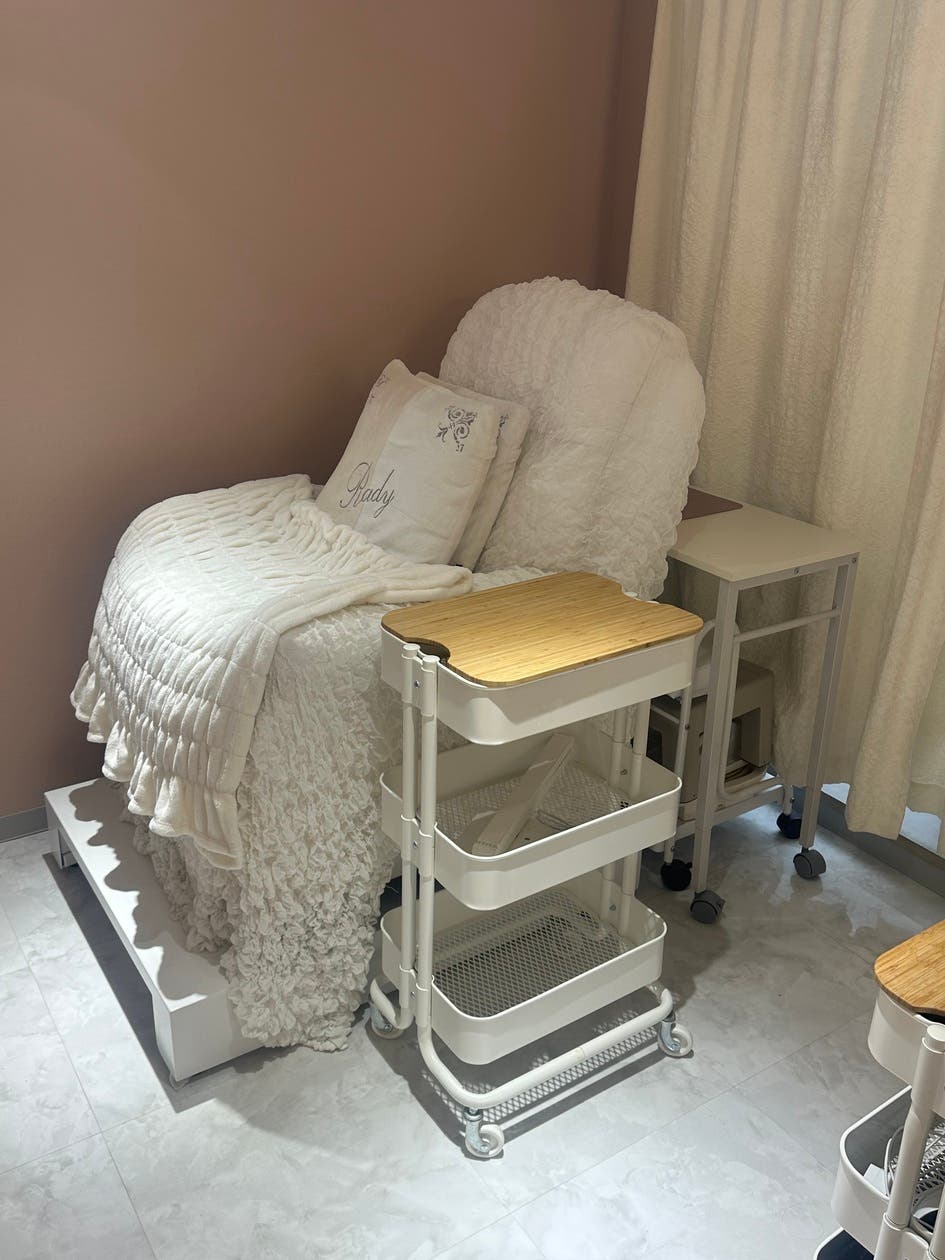 代々木上原駅から徒歩３分！白とピンクを基調としたおしゃれなシェアサロンの写真4