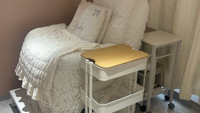 代々木上原駅から徒歩3分!白とピンクを基調としたおしゃれなシェアサロンの写真4