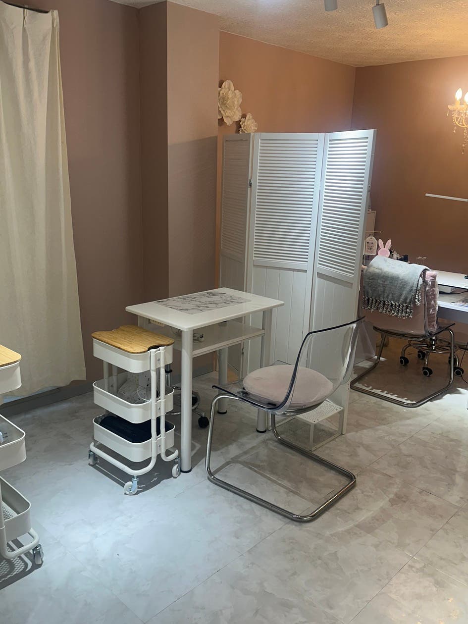 代々木上原駅から徒歩３分！白とピンクを基調としたおしゃれなシェアサロンの写真5