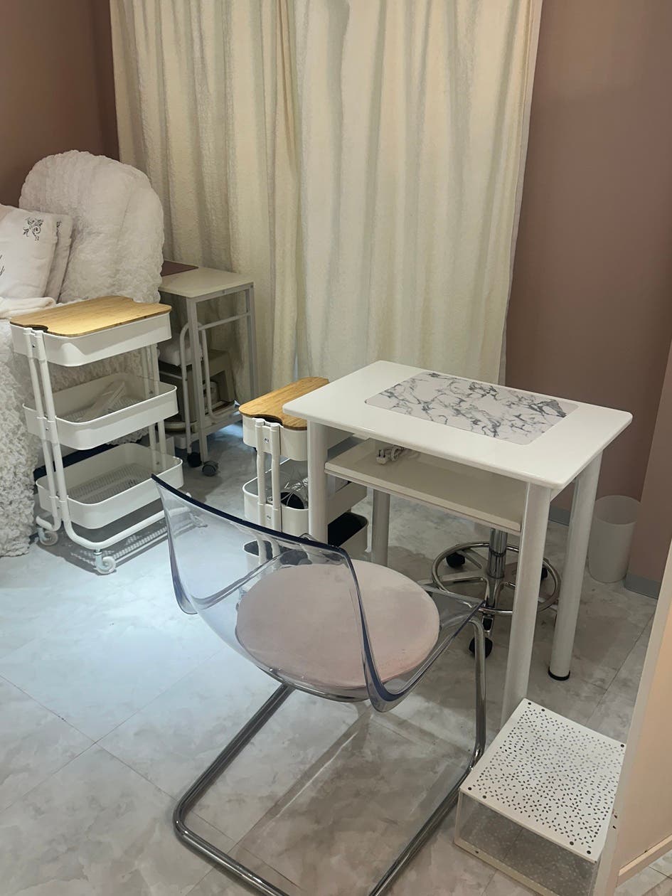 代々木上原駅から徒歩３分！白とピンクを基調としたおしゃれなシェアサロンの写真6