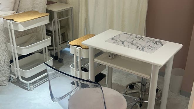 代々木上原駅から徒歩3分!白とピンクを基調としたおしゃれなシェアサロンの写真6