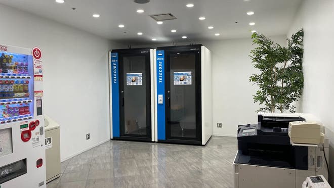 【テレキューブ】GMOアリーナさいたまの個室型ワークブース(268-01)です。視線と音を遮る、プライベートな集中環境。の写真1