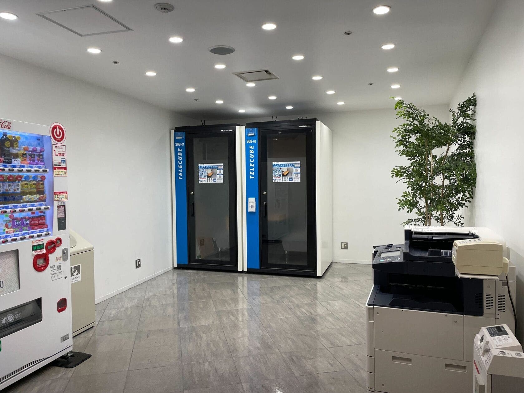 【テレキューブ】GMOアリーナさいたまの個室型ワークブース（268-03）です。視線と音を遮る、プライベートな集中環境。の写真1