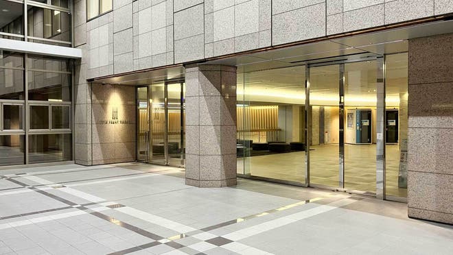 【テレキューブ】東京フロントテラスの個室型ワークブース(177-03)です。視線と音を遮る、プライベートな集中環境。の写真1