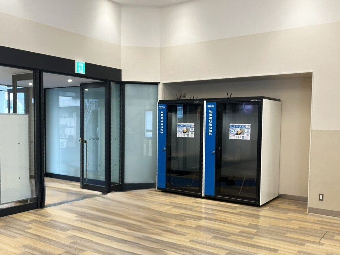 【テレキューブ】ロサヴィア茨木の個室型ワークブース（322-01）です。視線と音を遮る、プライベートな集中環境。の写真1