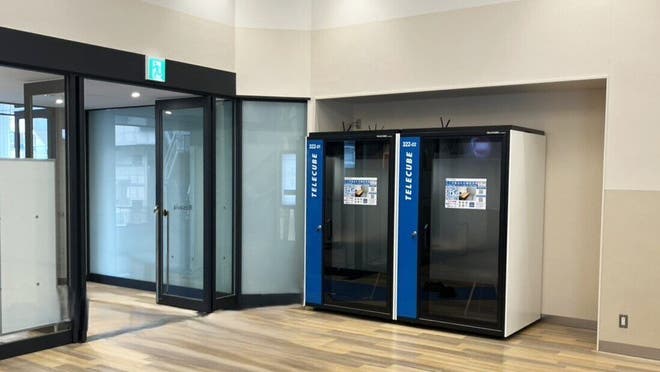 【テレキューブ】ロサヴィア茨木の個室型ワークブース(322-01)です。視線と音を遮る、プライベートな集中環境。の写真1