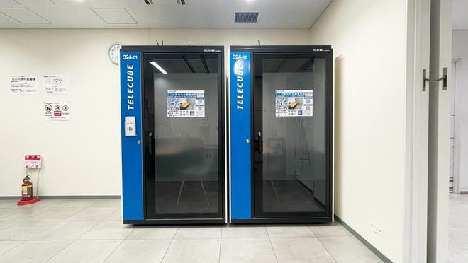【テレキューブ】東京ビッグサイト 南棟の個室型ワークブース(324-01)です。視線と音を遮る、プライベートな集中環境。の写真1