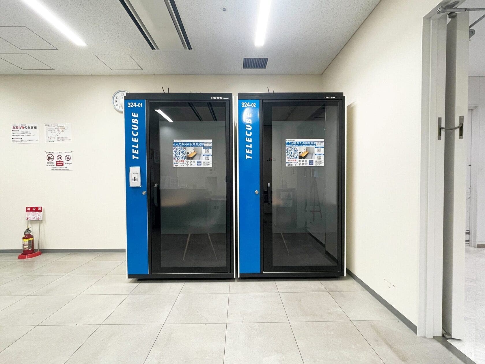 【テレキューブ】東京ビッグサイト 南棟の個室型ワークブース（324-02）です。視線と音を遮る、プライベートな集中環境。の写真1