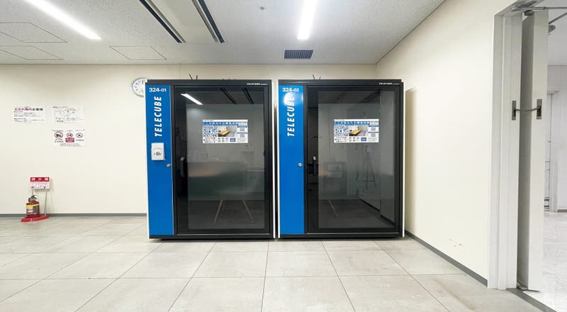 【テレキューブ】東京ビッグサイト 南棟の個室型ワークブース（324-02）です。視線と音を遮る、プライベートな集中環境。