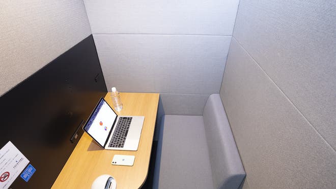 【テレキューブ】東京ビッグサイト 南棟の個室型ワークブース(324-02)です。視線と音を遮る、プライベートな集中環境。の写真4