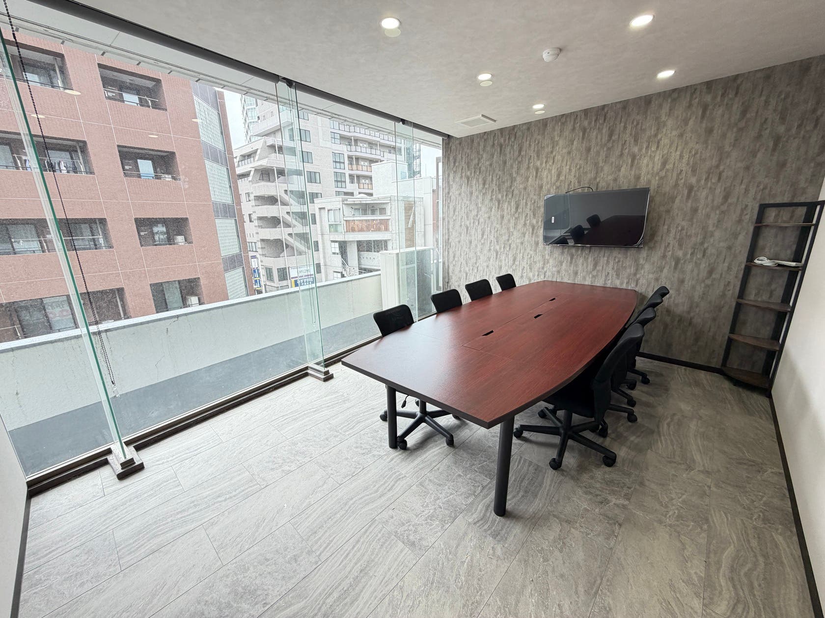 【柏駅から徒歩1分】モニター・フリードリンク付き8名会議室（Room A）の写真1