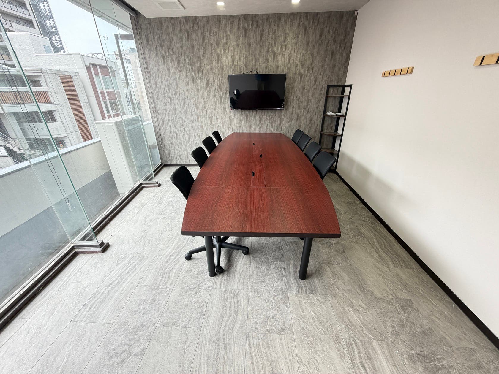 【柏駅から徒歩1分】モニター・フリードリンク付き8名会議室（Room A）の写真2