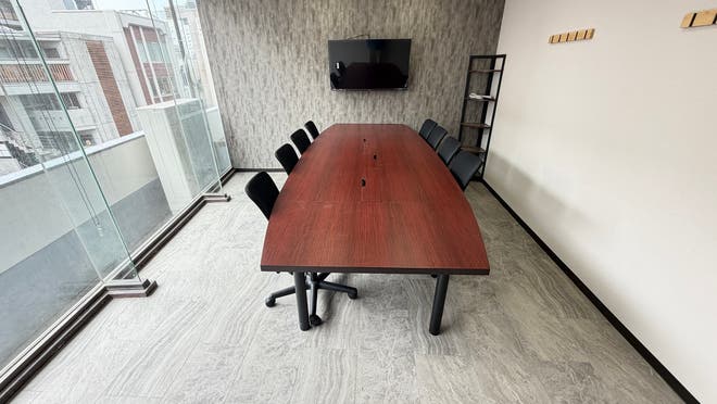 【柏駅から徒歩1分】モニター・フリードリンク付き8名会議室(Room A)の写真2