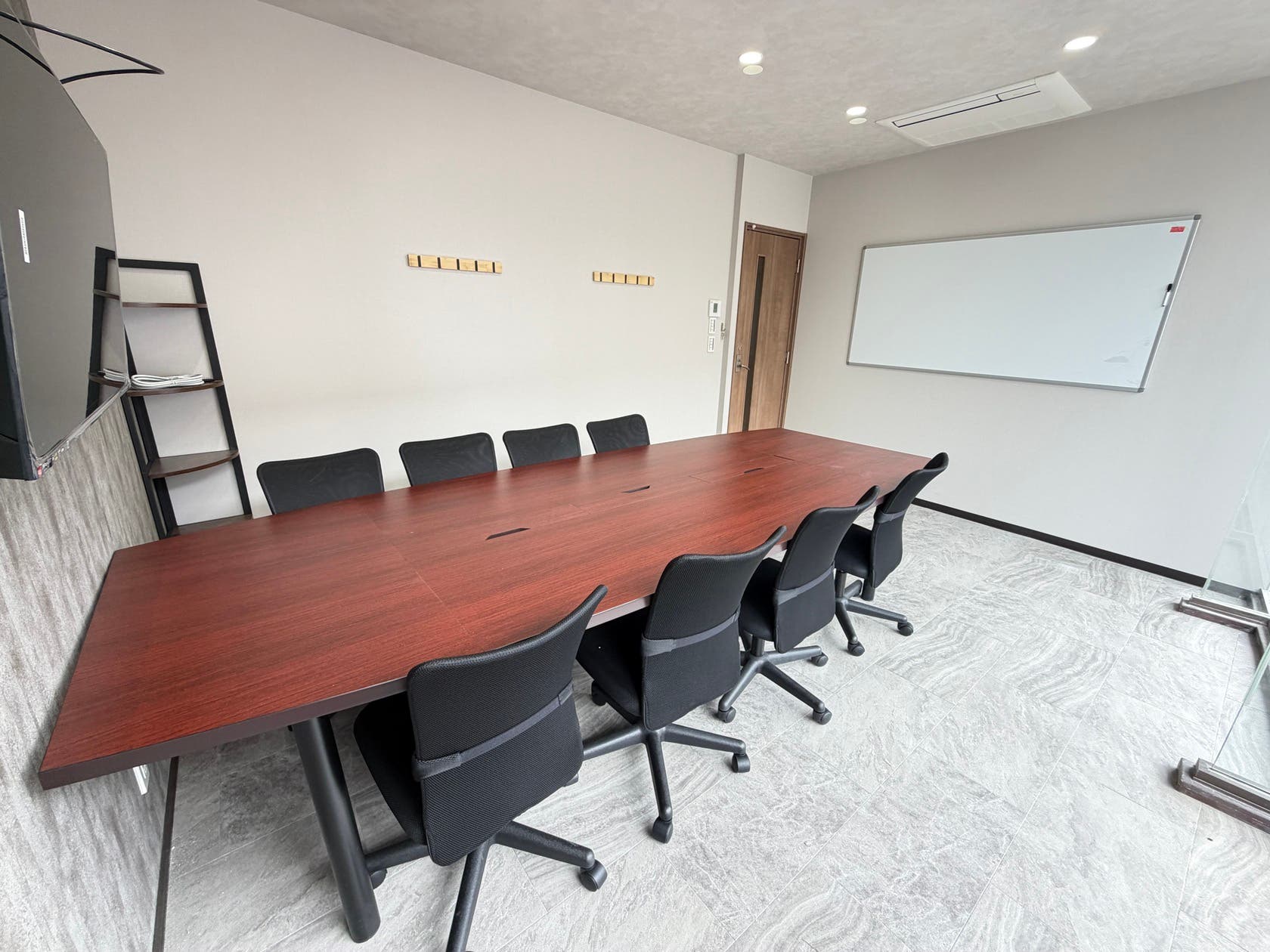 【柏駅から徒歩1分】モニター・フリードリンク付き8名会議室（Room A）の写真3