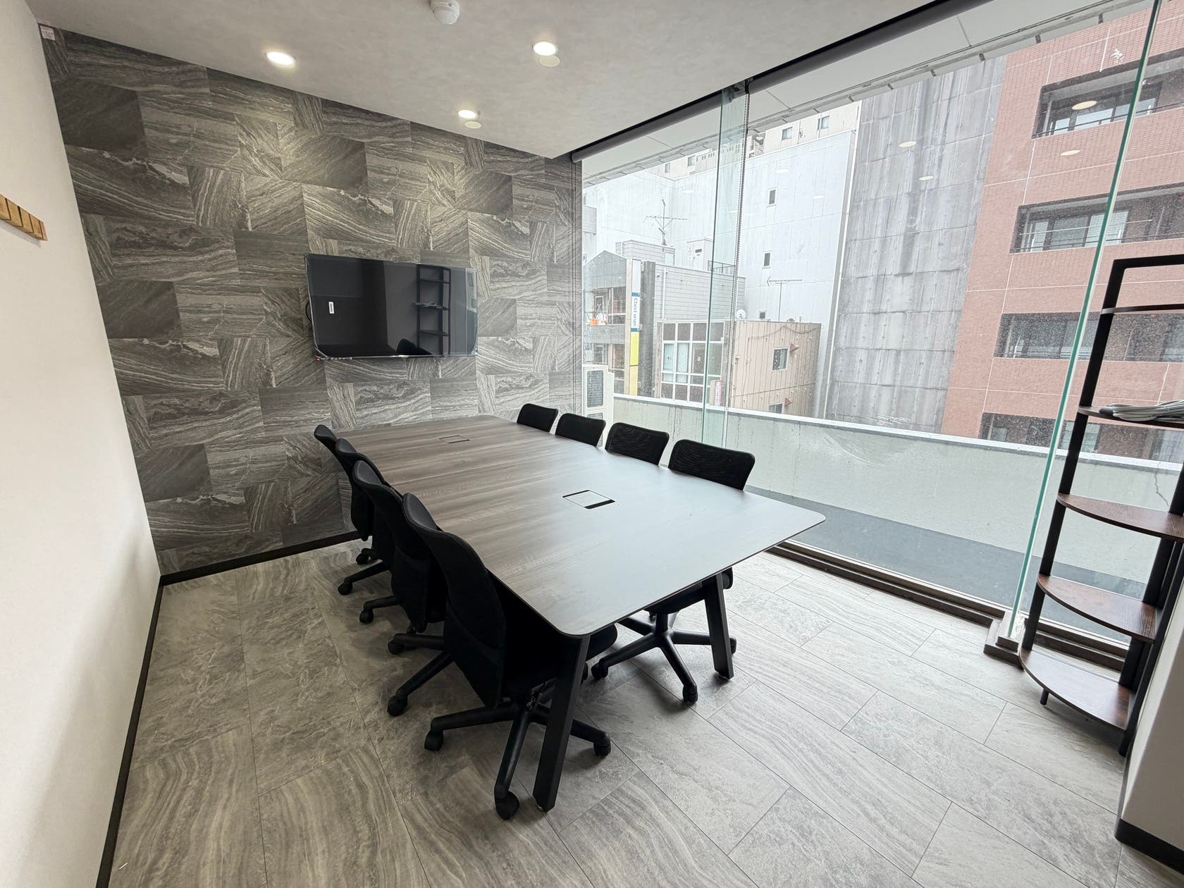 【柏駅から徒歩1分】モニター・フリードリンク付き8名会議室（Room B）の写真1