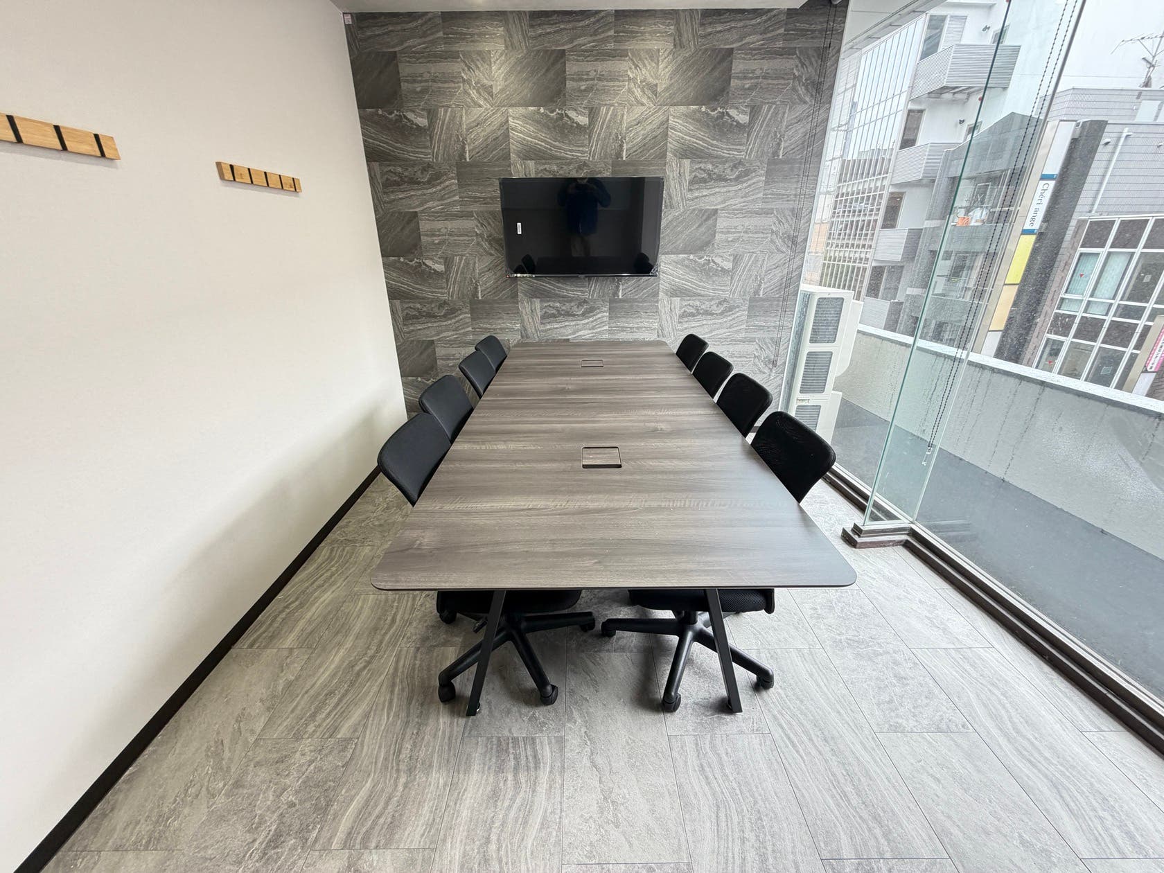 【柏駅から徒歩1分】モニター・フリードリンク付き8名会議室（Room B）の写真2