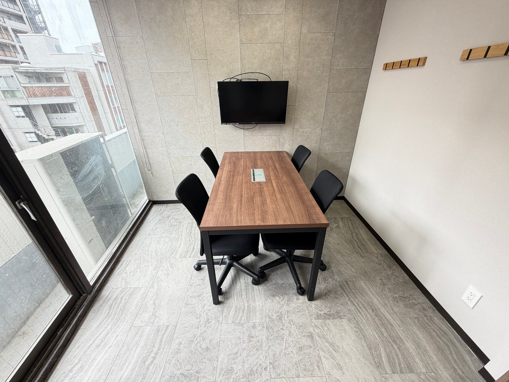 【柏駅から徒歩1分】モニター・フリードリンク付き4名会議室（Room C）の写真1