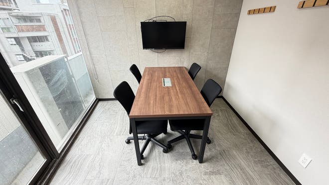 【柏駅から徒歩1分】モニター・フリードリンク付き4名会議室(Room C)の写真1