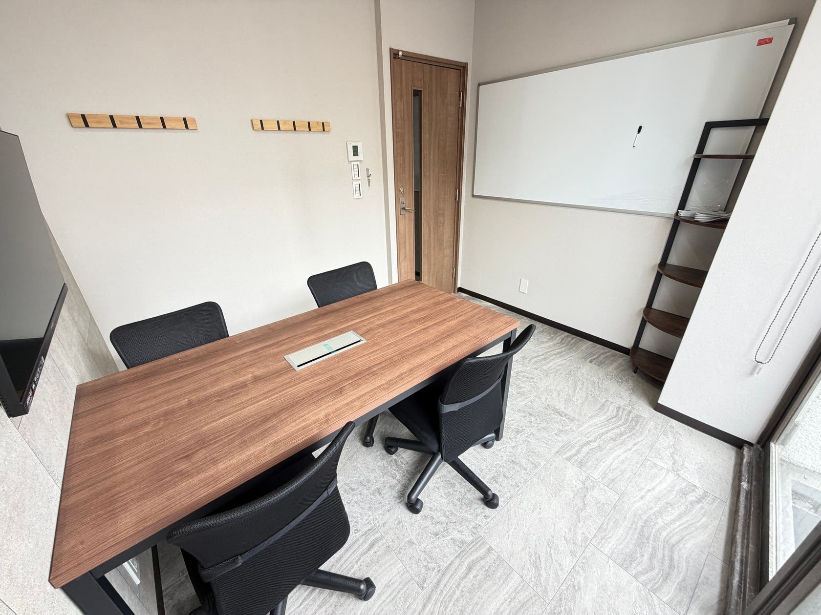 【柏駅から徒歩1分】モニター・フリードリンク付き4名会議室（Room C）の写真2