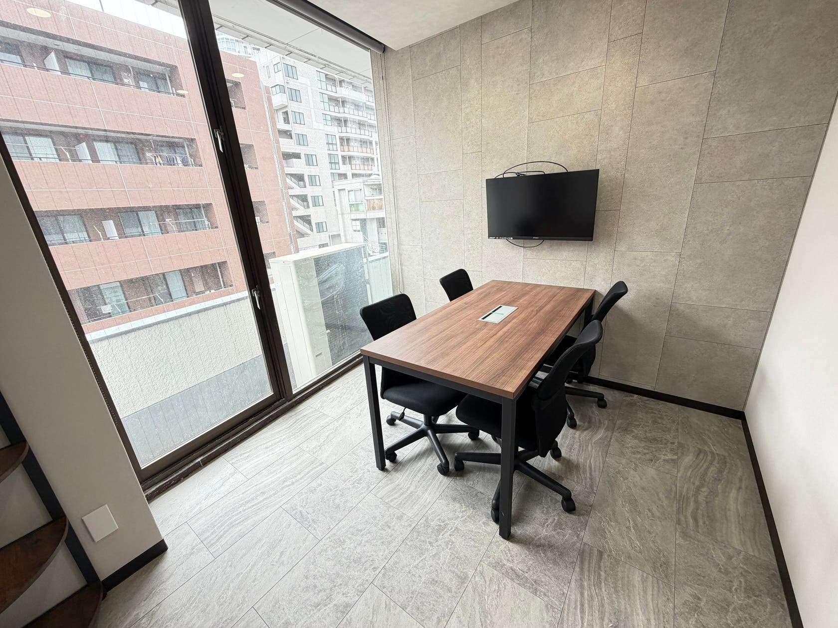 【柏駅から徒歩1分】モニター・フリードリンク付き4名会議室（Room C）の写真3