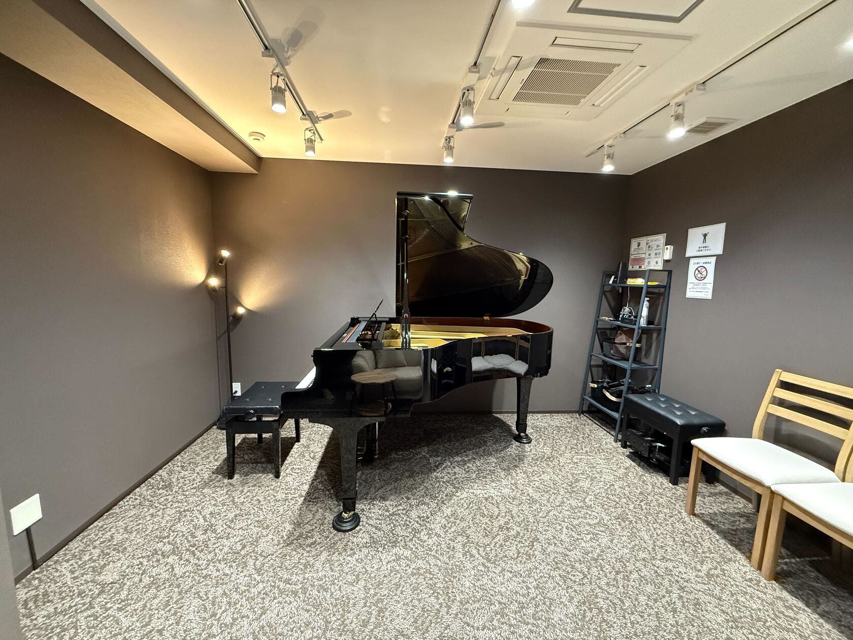 【大倉山駅徒歩1分】17.24㎡/グランドピアノ備え付きの音楽スタジオ　防音設備のある音楽ルーム（ルービー大倉山 room1）の写真1