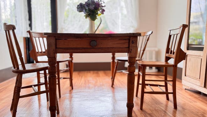 仙川駅徒歩3分 アンティーク家具に囲まれた小さなギャラリーの写真1