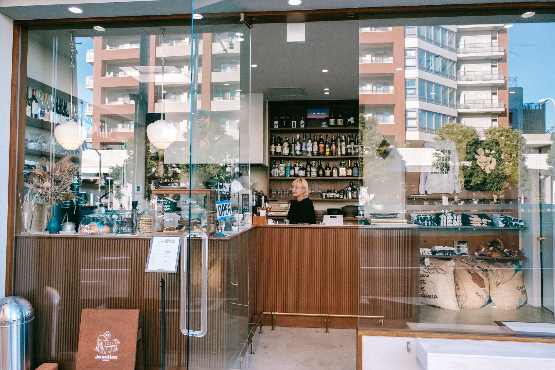  【雑誌多数掲載】東京/三軒茶屋駅から徒歩8分のカフェバースペースをスタジオ、貸切利用に。の写真1