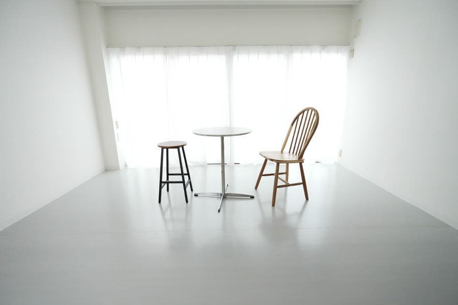 【藤森駅1分】白壁×自然光の撮影スタジオ｜コスプレ・ポートレート・SNS撮影向け｜更衣室あり・メイク利用可の写真1