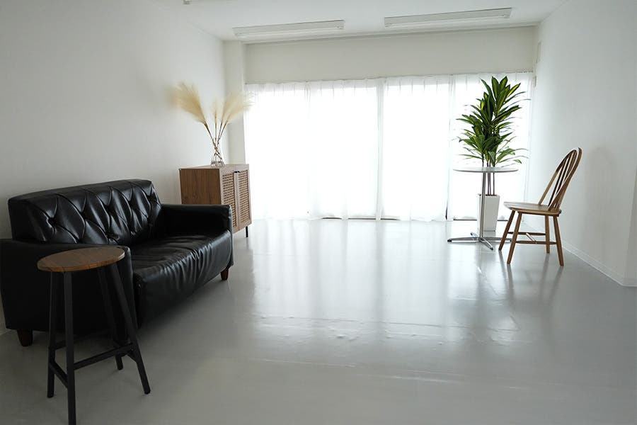 【藤森駅1分】白壁×自然光の撮影スタジオ｜コスプレ・ポートレート・SNS撮影向け｜更衣室あり・メイク利用可の写真2