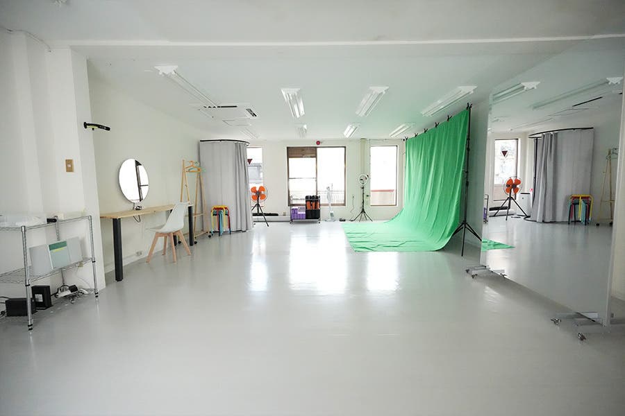 【藤森駅1分】白壁×自然光の撮影スタジオ｜コスプレ・ポートレート・SNS撮影向け｜更衣室あり・メイク利用可の写真12