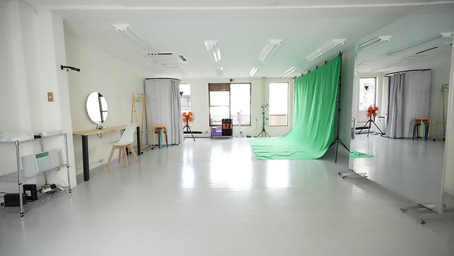 【藤森駅1分】白壁×自然光の撮影スタジオ|コスプレ・ポートレート・SNS撮影向け|更衣室あり・メイク利用可の写真12