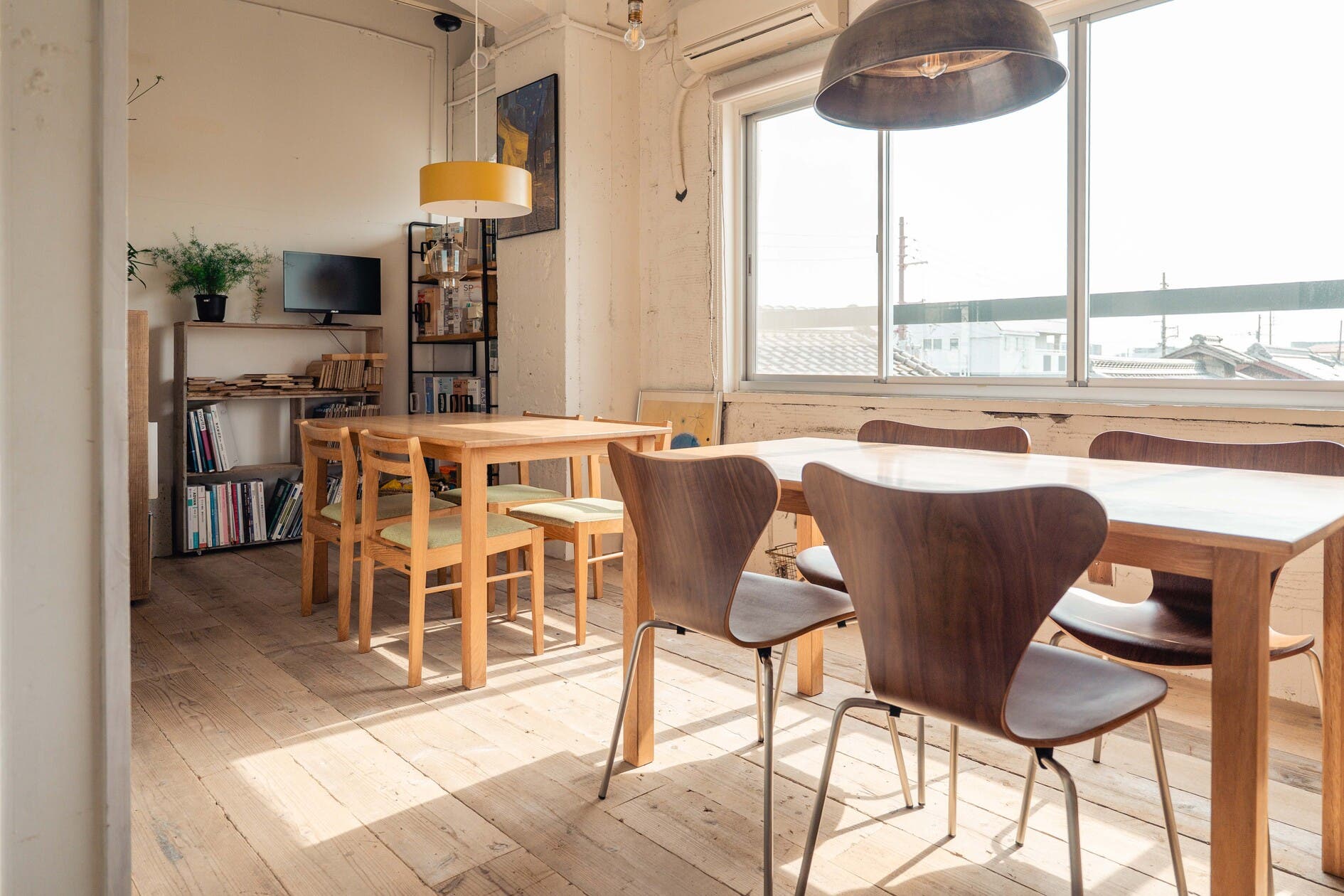 【枚方公園駅徒歩4分】木のぬくもりと緑を感じるカフェスペースの写真1