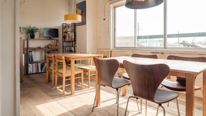 【枚方公園駅徒歩4分】木のぬくもりと緑を感じるカフェスペースの写真1