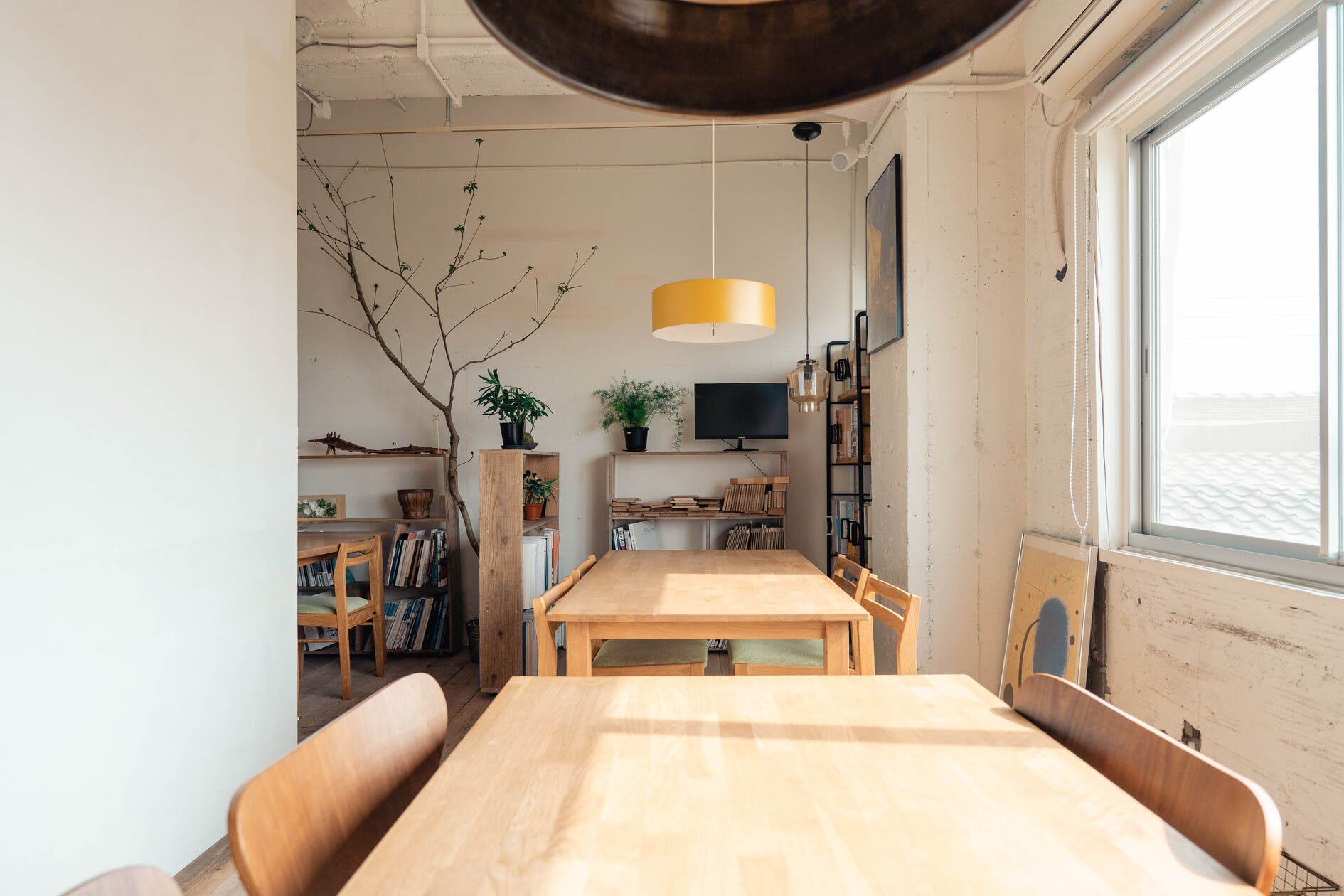 【枚方公園駅徒歩4分】木のぬくもりと緑を感じるカフェスペースの写真2