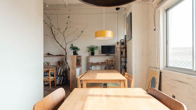 【枚方公園駅徒歩4分】木のぬくもりと緑を感じるカフェスペースの写真2