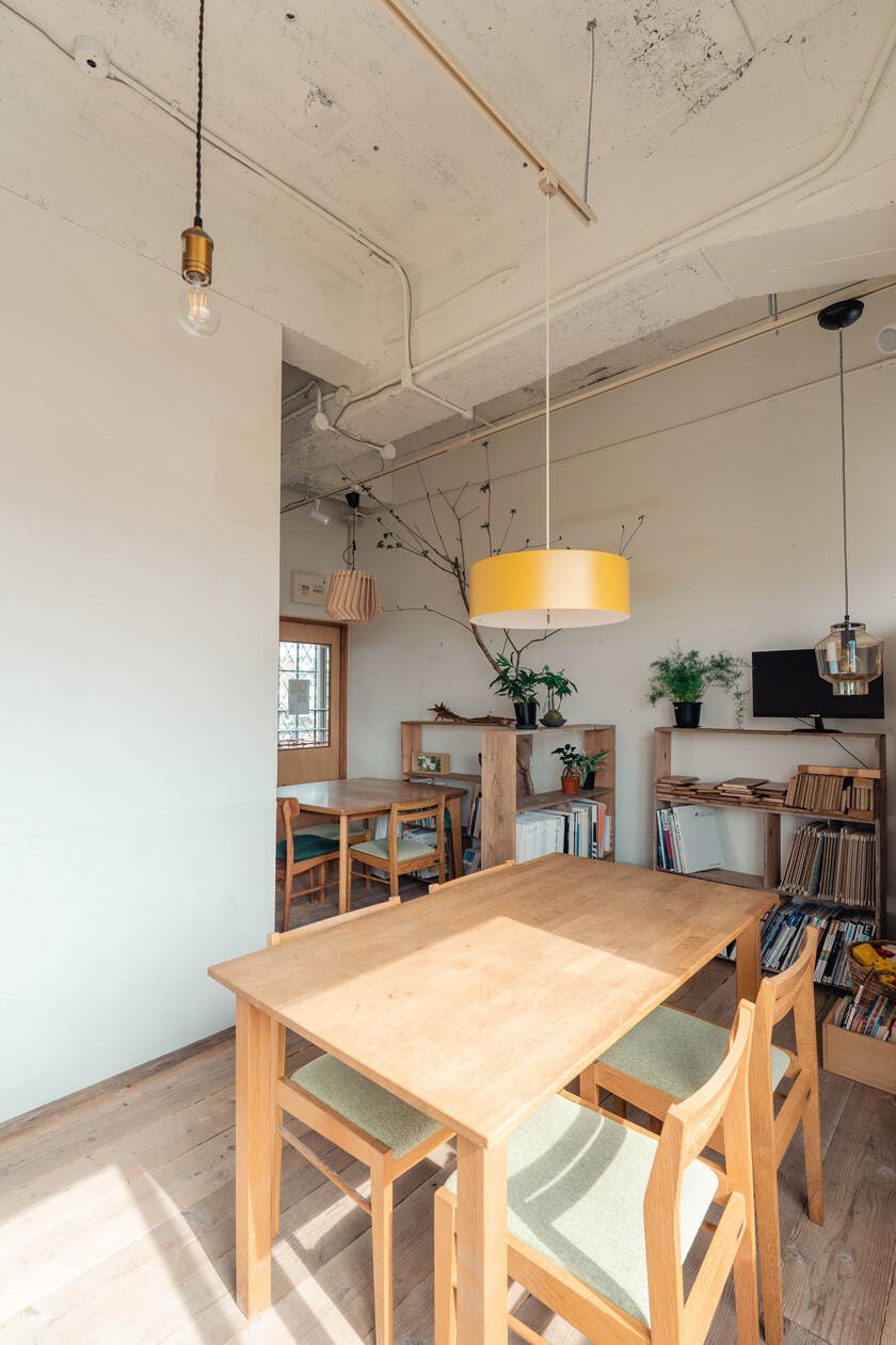 【枚方公園駅徒歩4分】木のぬくもりと緑を感じるカフェスペースの写真3